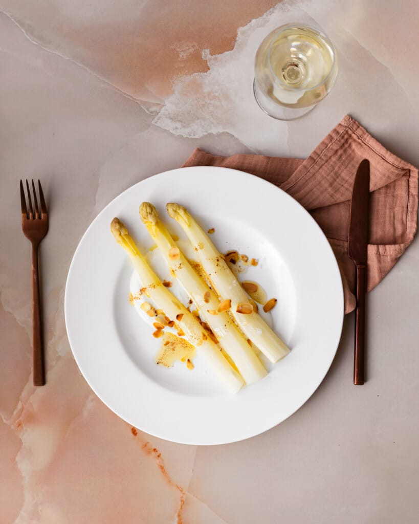 Asperges met knoflookyoghurt en beurre noisette - Em's Real Food